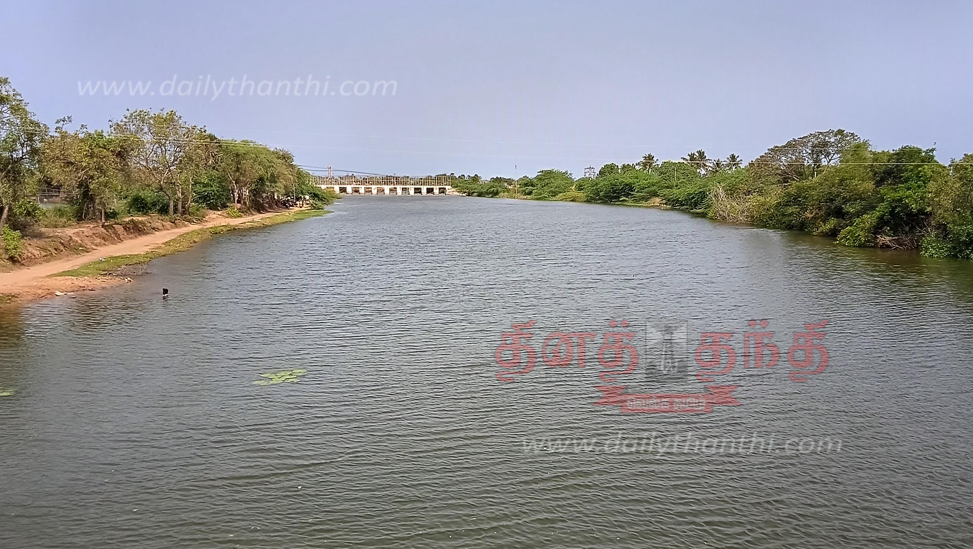 The embankment banks of the Cauvery River at Palayakaram should be ...