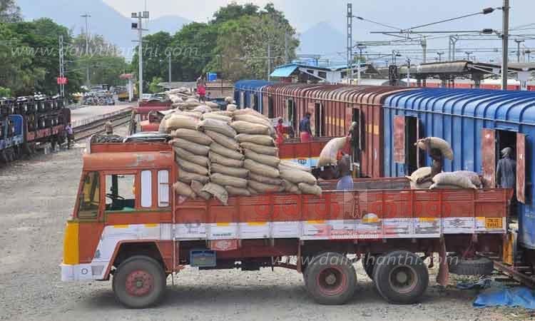 1,300 tonnes of ration rice arrived in the cargo train | சரக்கு ...