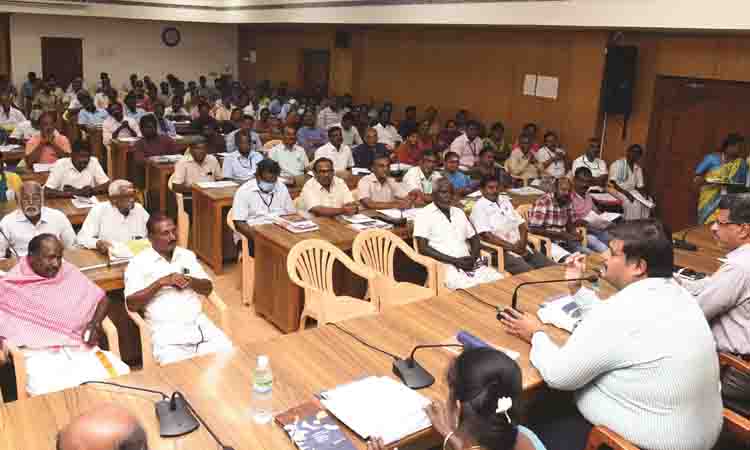 Farmers demand to provide drinking water facility to public in Mayanur ...