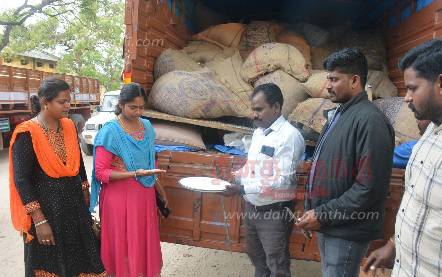Ration rice | லாரியில் கடத்த முயன்ற 5¼ டன் ரேஷன் அரிசி பறிமுதல்