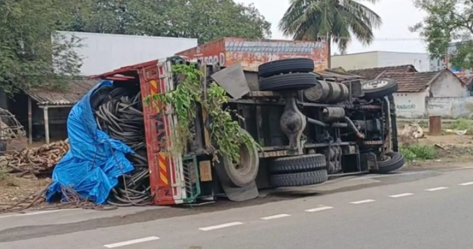 lorry | சாலையில் லாரி கவிழ்ந்தது