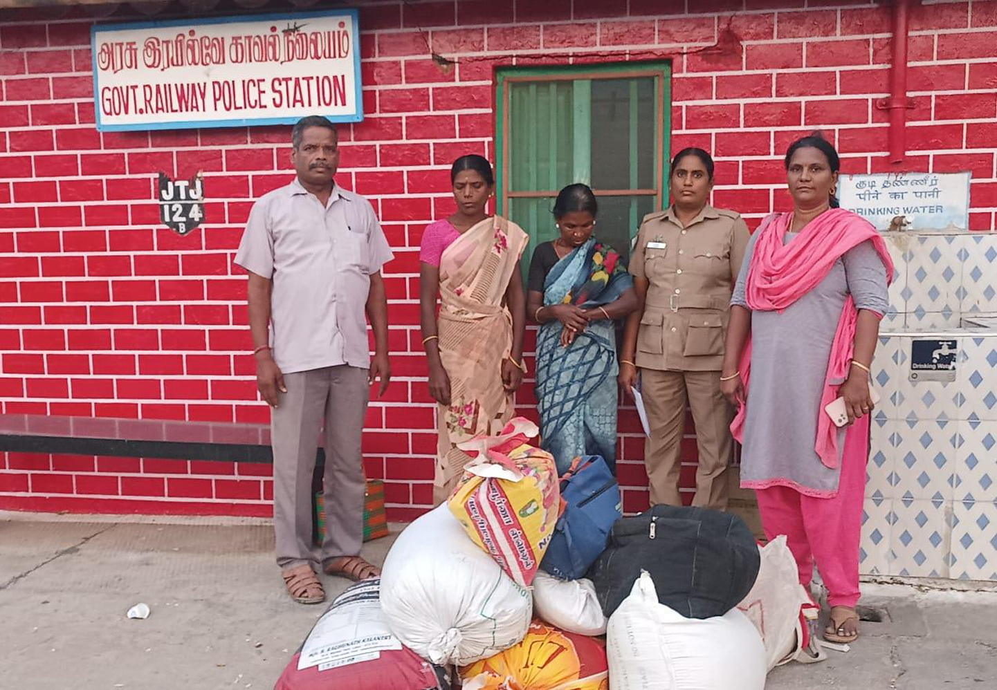 2 women arrested for smuggling ration rice in train | ரெயிலில் ரேஷன் ...