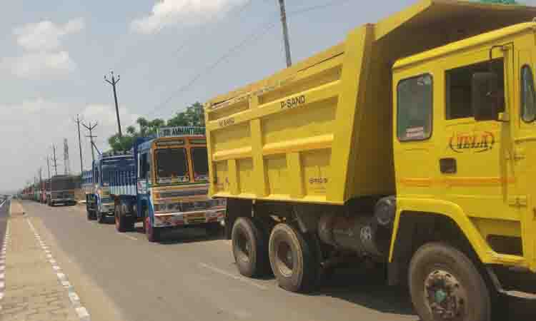 Quarry workers hit lorry driver's skull: Drivers strike | குவாரி ...
