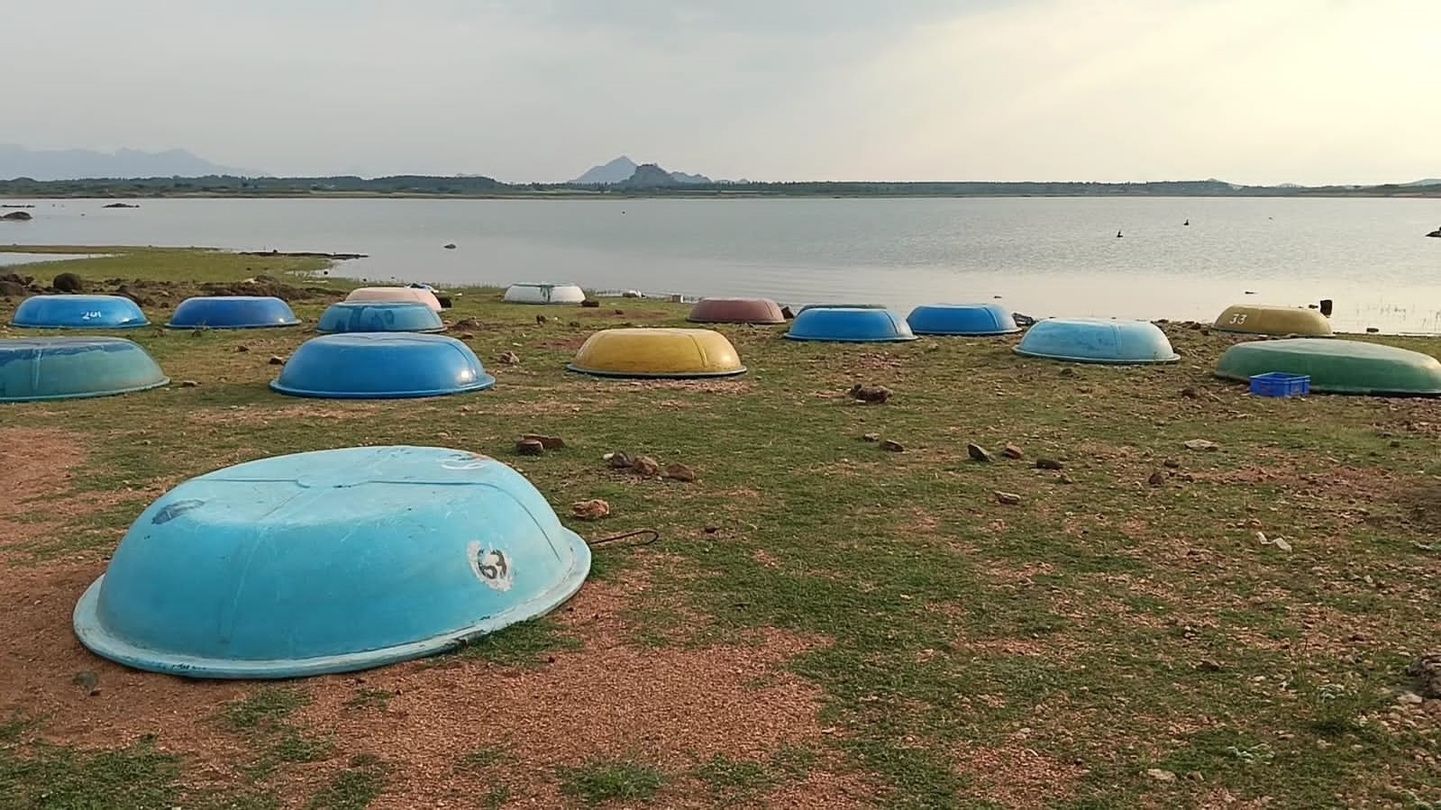 Fishermen suffering without income | வைகை அணையில் மீன்பிடி ...