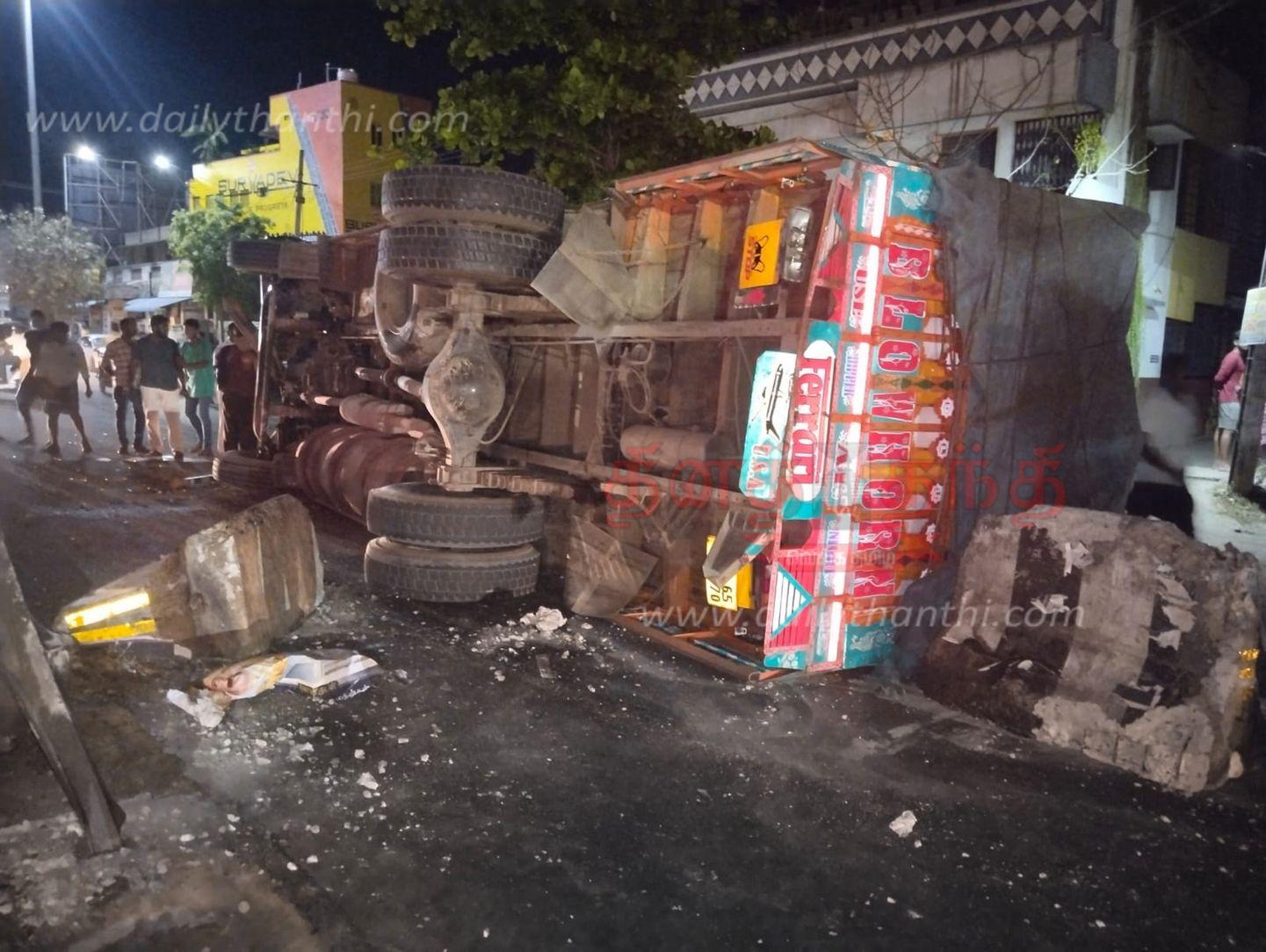 The truck overturned after hitting a roadblock | சாலை தடுப்பில் மோதி ...