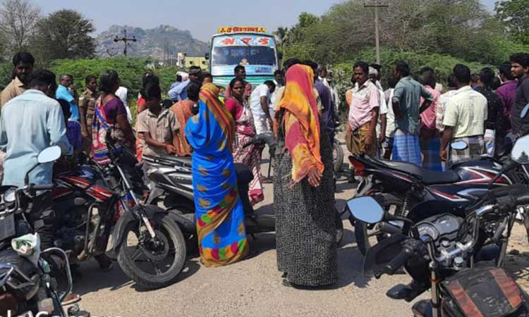 Public roadblocks | குப்பை கொட்ட எதிர்ப்பு தெரிவித்துபொதுமக்கள் சாலை ...