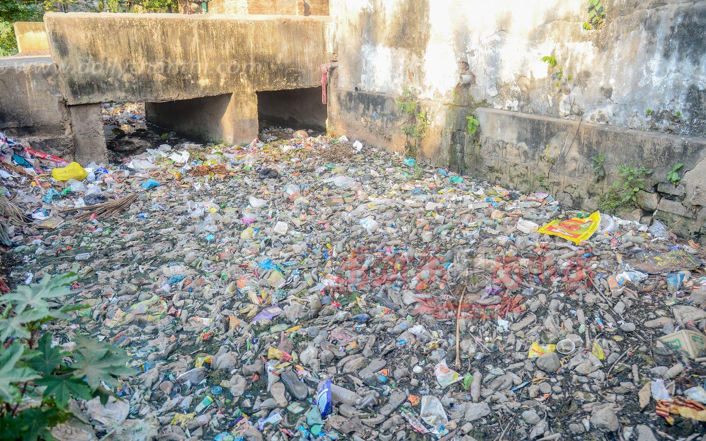 Plastic waste in sewers | கழிவுநீர் கால்வாயில் தேங்கி கிடக்கும் ...