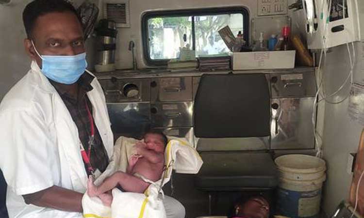 Woman gives birth in ambulance | பண்ருட்டி அருகேஆம்புலன்சில் பெண்ணுக்கு ...