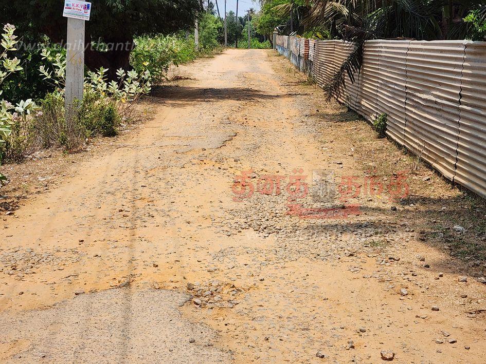 The bumpy and potholed upper bank road should be repaired | குண்டும் ...