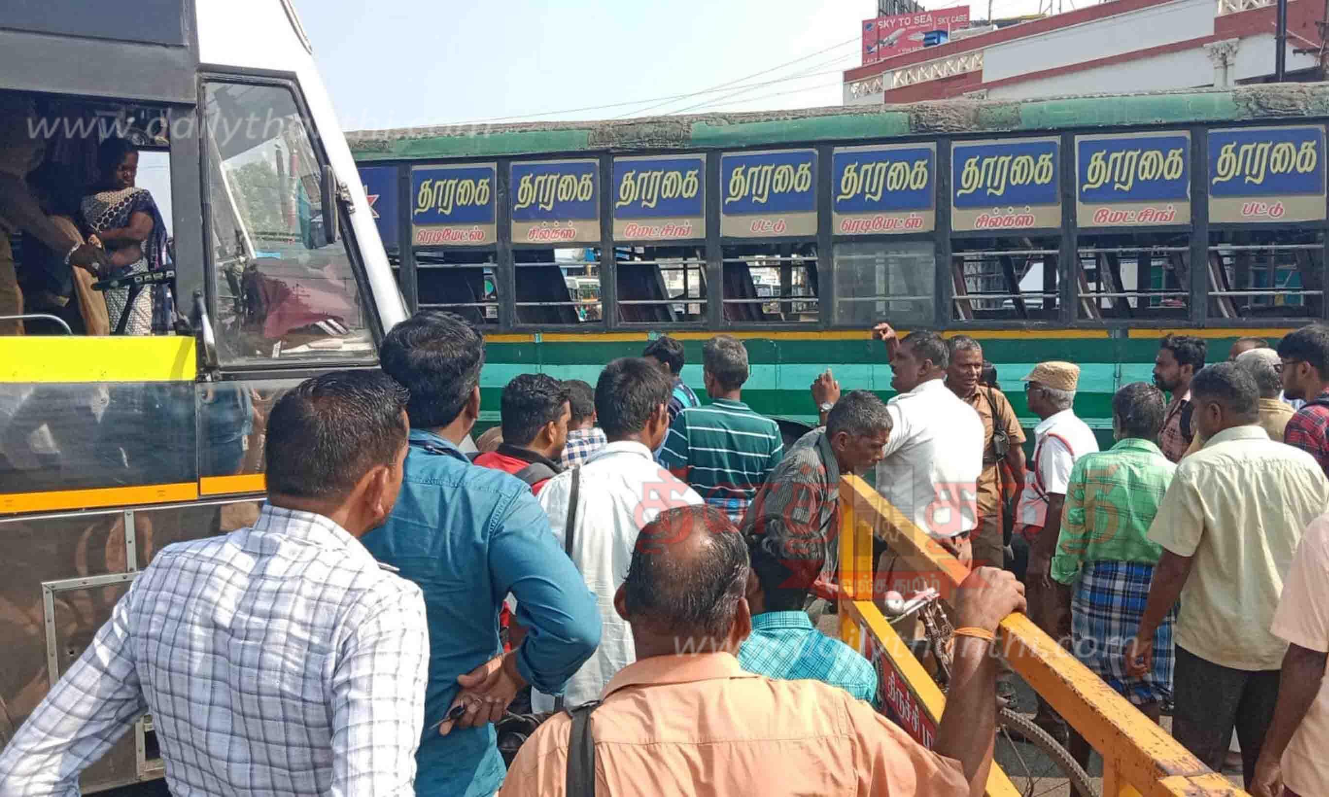 Govt-private bus driver, conductors clash suddenly | அரசு-தனியார் பஸ் ...