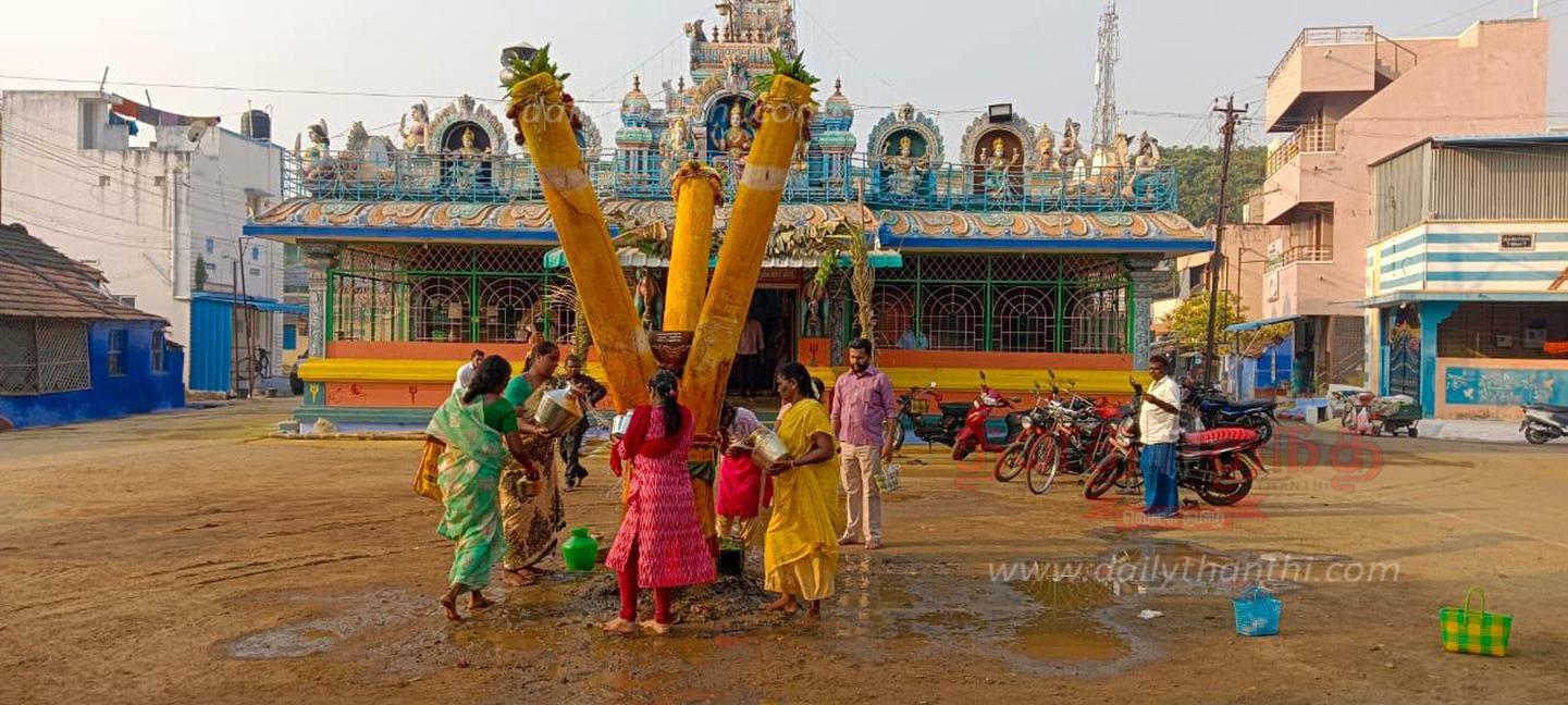 Festival at Satthi Tandumariamman temple Women pour holy water on the ...
