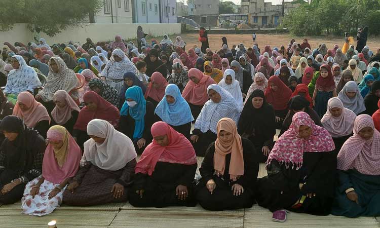 Muslims offer special prayers in mosques on the occasion of Ramadan ...