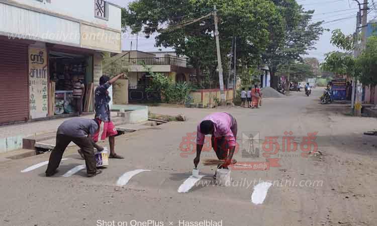 Painting work on speed bumps | வேகத்தடை மீது வர்ணம் பூசும் பணி