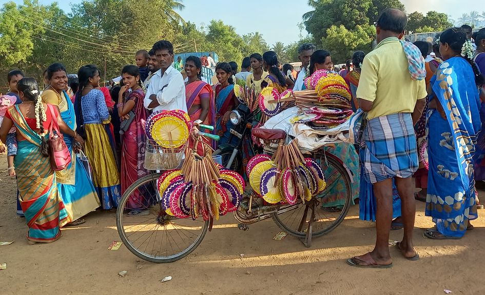 Palm leaf fans for sale | விற்பனைக்கு வந்திருந்த பனை ஓலை விசிறிகள்