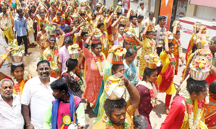 Balkuta procession on the occasion of Karaka Utsava festival | கரக உற்சவ விழாவையொட்டி பால்குட ...