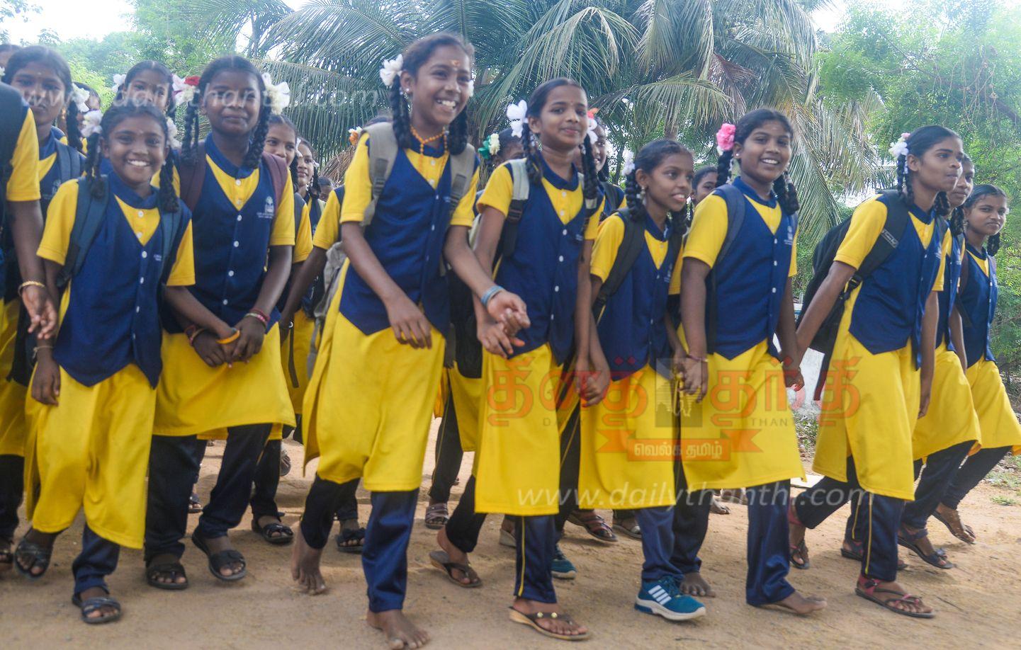 govt school students in color uniforms | வண்ண சீருடையில் 'ஜொலிக்கும் ...