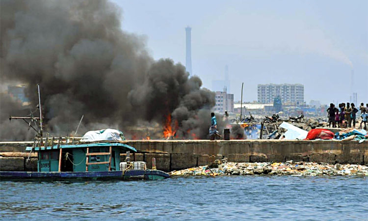 Kasimedu fishing port causes commotion as boat catches fire | காசிமேடு ...