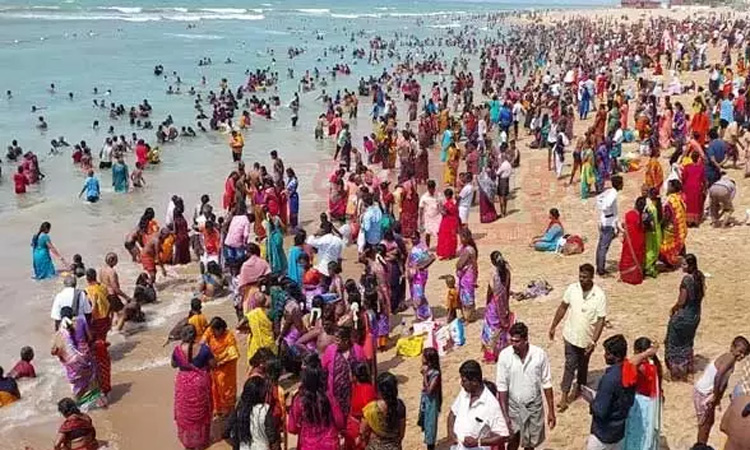 Sunday holiday: Crowd of devotees gathered at Tiruchendur Murugan ...