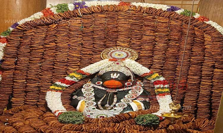 Vada mala for Anjaneya at Ettezhuthu Perumal temple | எட்டெழுத்து ...