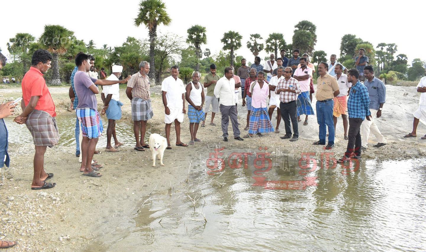 Complaint that chicken waste was dumped in the gallery | கல்லேரியில் ...