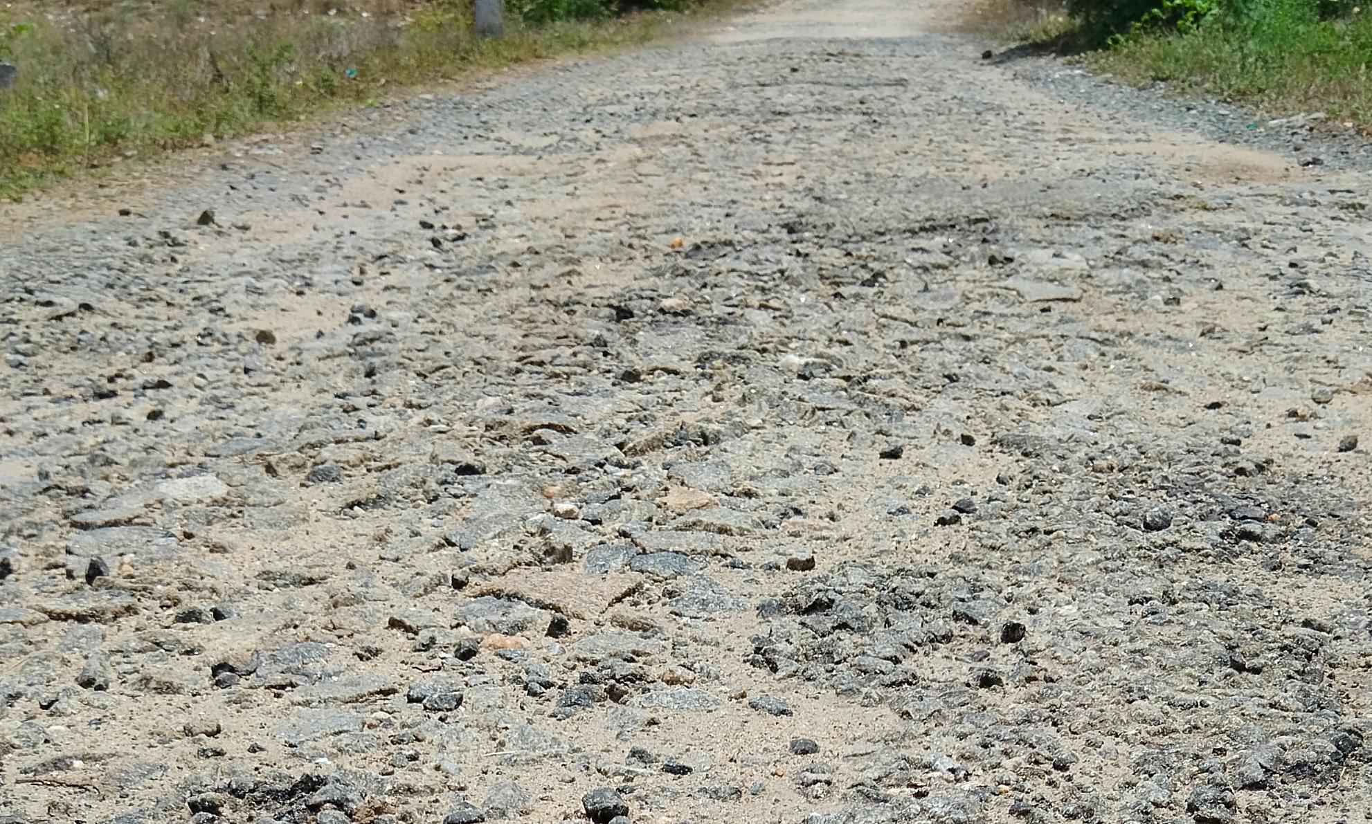 damage road | பழுதடைந்து சாலையை சீரமைக்க கோரிக்கை