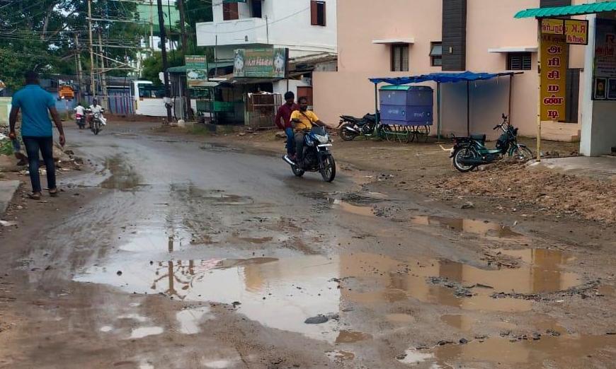The sewage water stagnation on the road | சாலையில் தேங்கி நிற்கும் ...