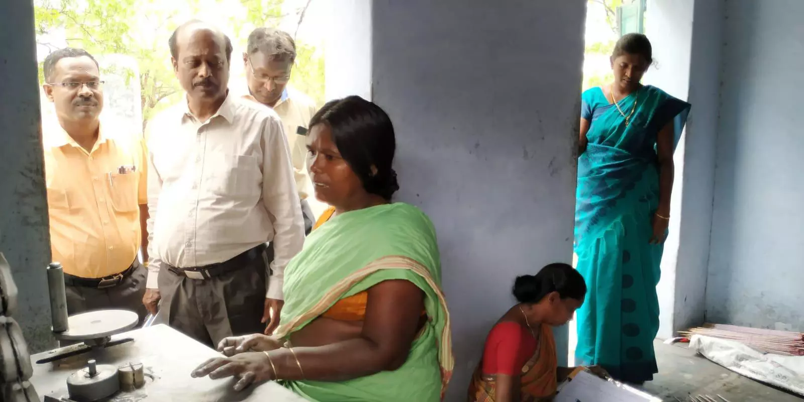 Ask the cracker factory workers | பட்டாசு ஆலை தொழிலாளர்களிடம் கருத்து ...