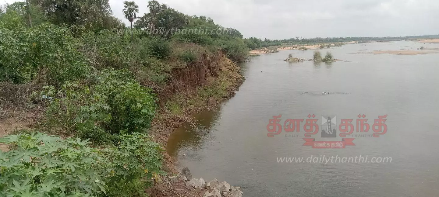 Action to strengthen the banks of Kollidam river | கொள்ளிடம் ஆற்றின் ...