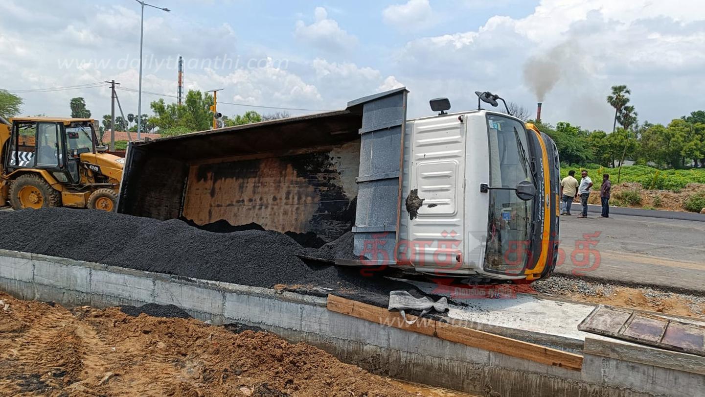 Overturned tipper lorry | டயர் ரோட்டில் புதைந்ததால் கவிழ்ந்த டிப்பர் லாரி