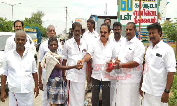 Celebrating with sweets by MDMK | ம.தி.மு.க.வினர் இனிப்பு வழங்கி ...