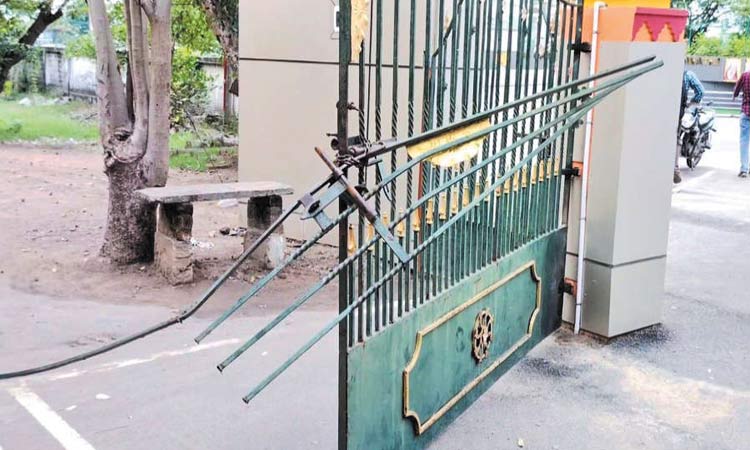 Tension prevails as candidates break gate to write TNPSC exam in Kanchi ...