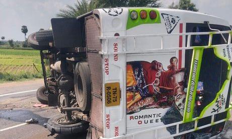 The van overturned and 10 people were injured | வேன் கவிழ்ந்து 10 பேர் ...