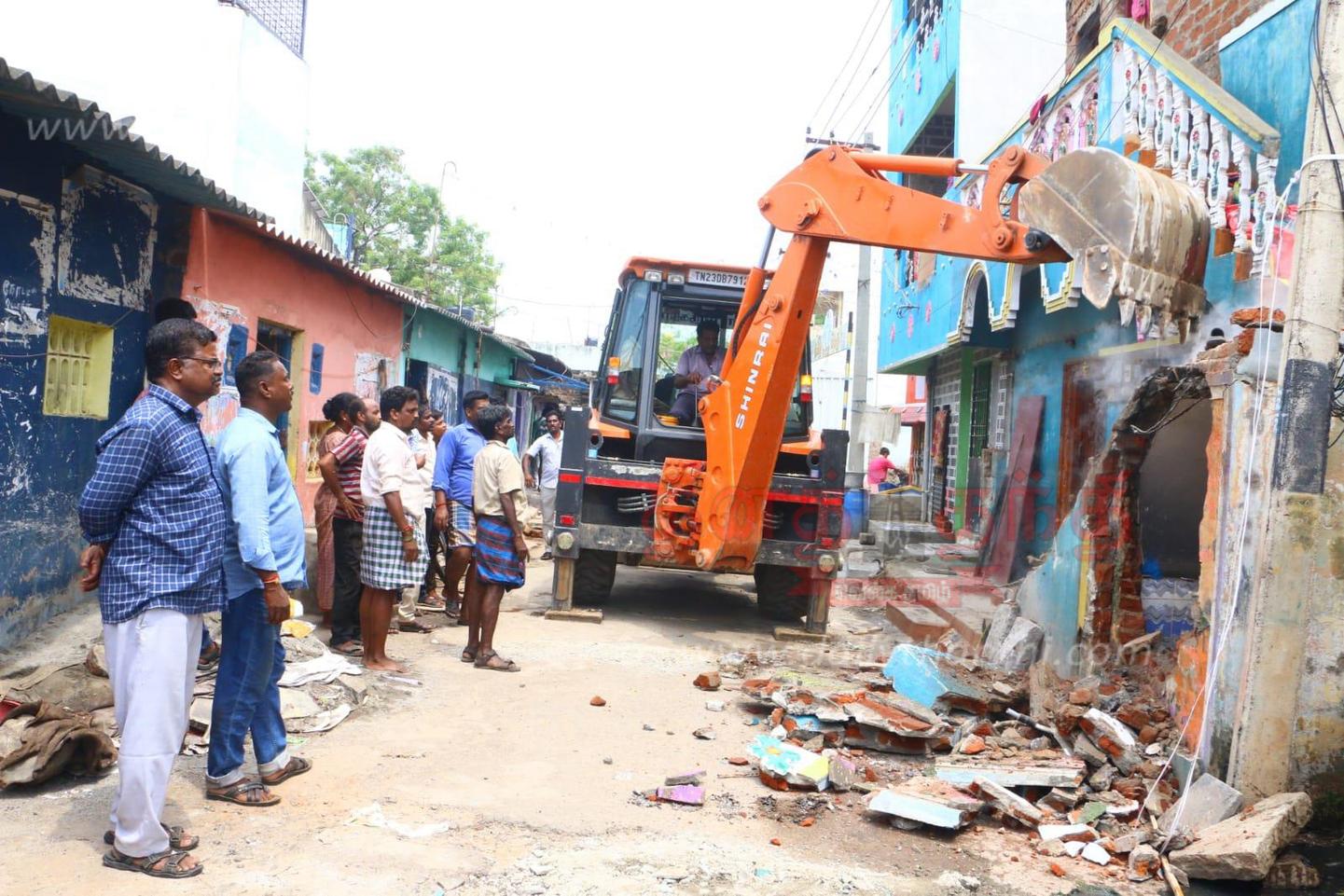 Removal of encroachment houses built on sewers | கழிவுநீர் கால்வாய் ...