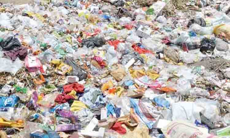 Garbage buried in a well | கிணற்றில் ெகாட்டப்படும் குப்பை