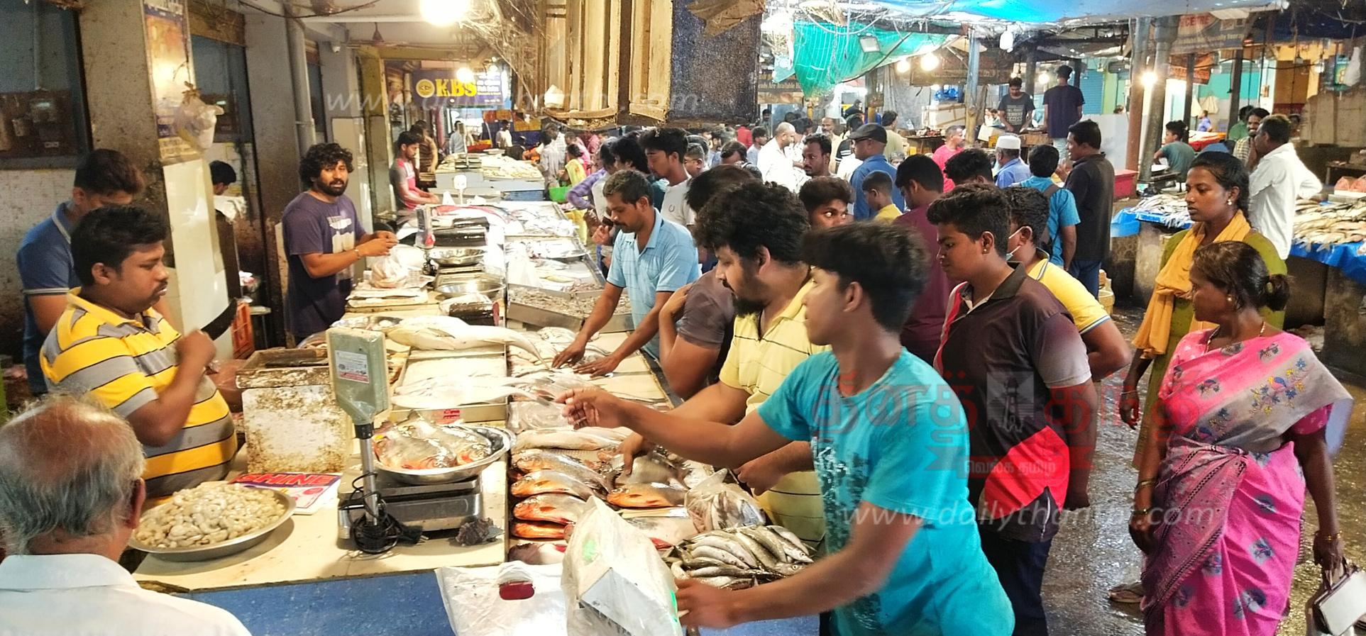 Fish prices rise in Vellore market | வேலூர் மார்க்கெட்டில் மீன்கள் விலை ...