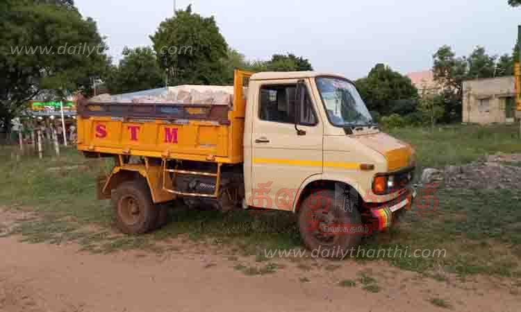 Tipper lorry loaded with gravel seized | அரளைக்கற்களை ஏற்றி சென்ற ...