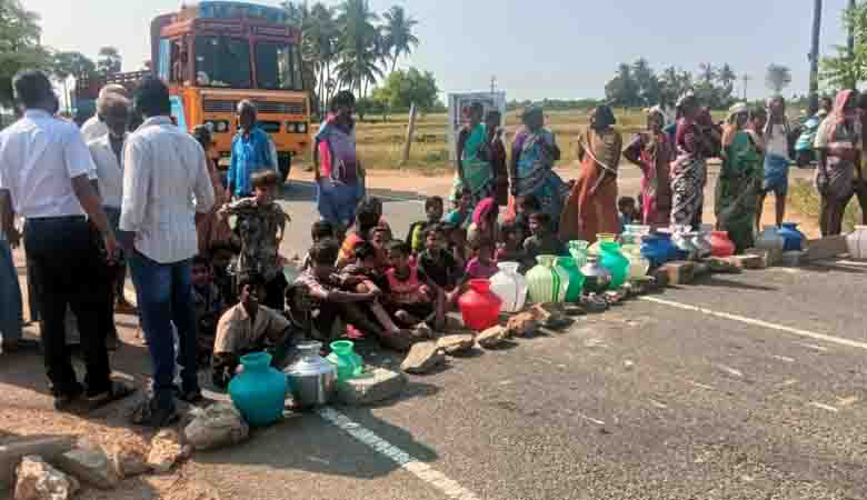 Road blockade demanding recovery of drinking water tank | குடிநீர் ...