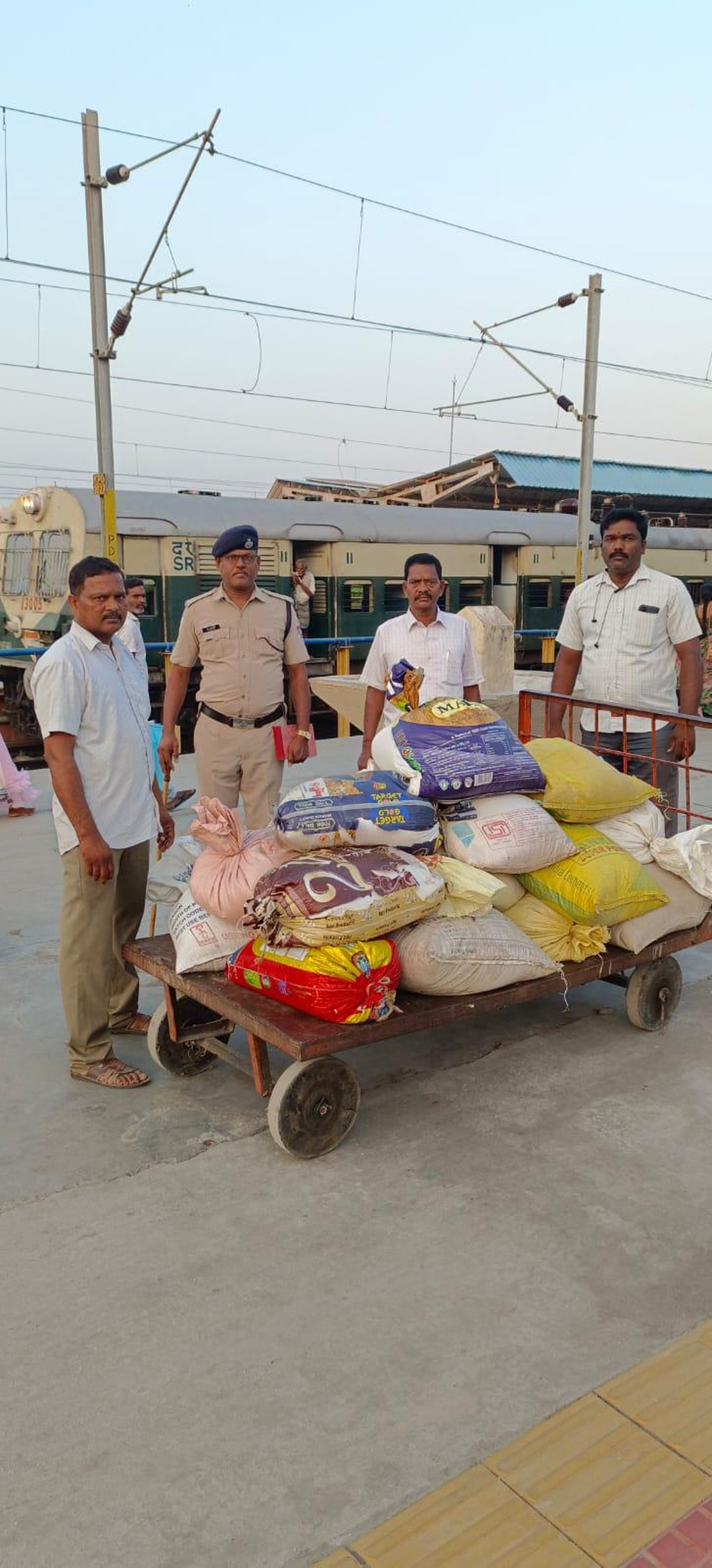 Seizure of 850 kg ration rice in running train 850 kg ration rice ...
