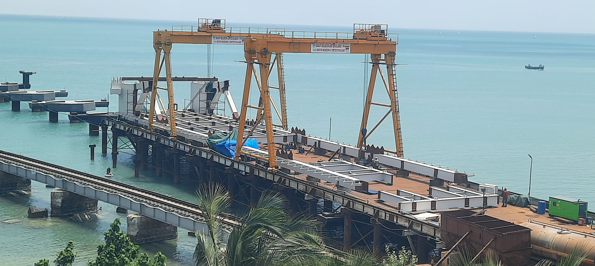 Integrating equipment | பாம்பனில் புதிய தூக்குப்பாலத்துக்கானஉபகரணங்களை ...