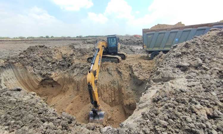 Excessive sedimentation from the lake | ஏரியில் இருந்து அளவுக்கு ...