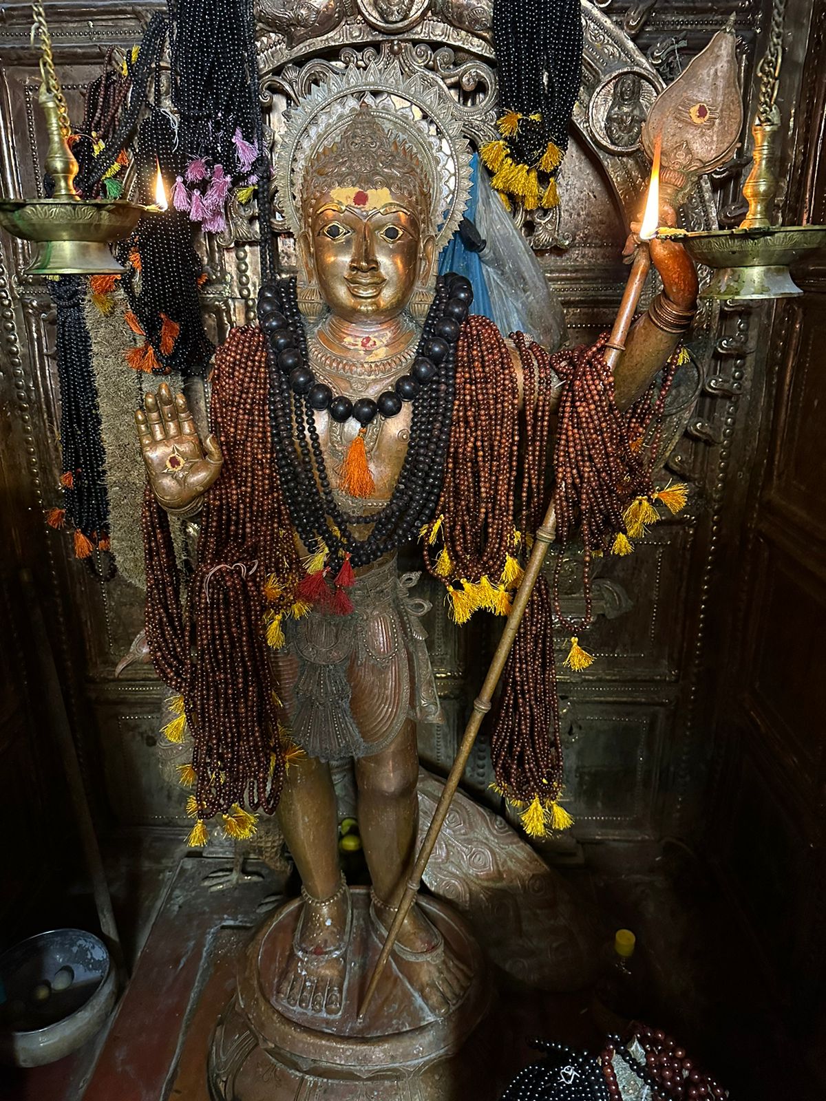 Devottees pray | பாதாள செம்பு முருகன் கோவிலில் கருங்காலி மாலைகள் சாத்தி ...