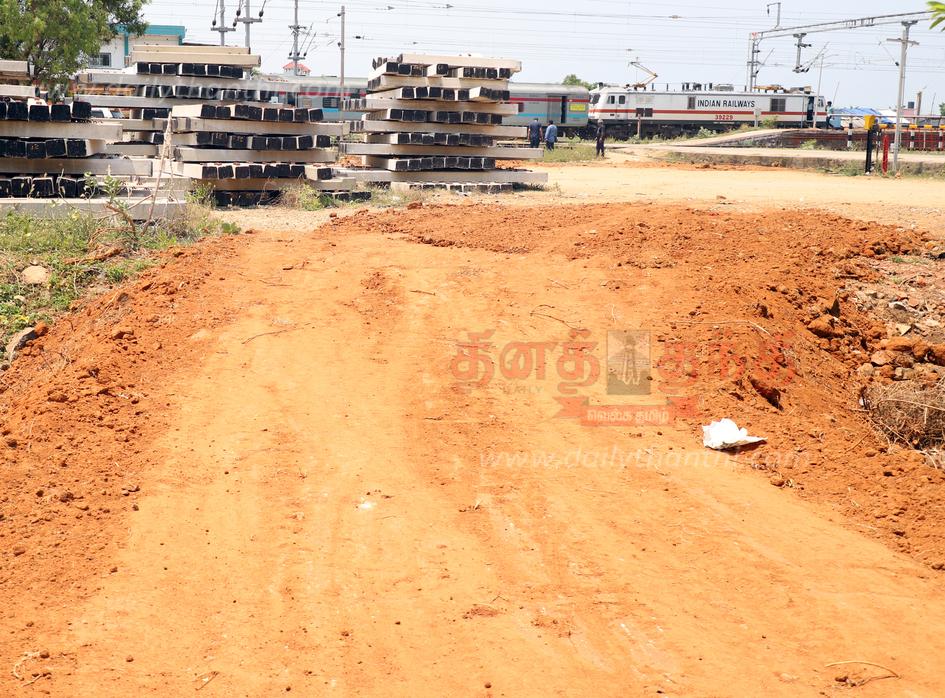 Construction of a new road near the Ootujimadam railway gate is in full ...