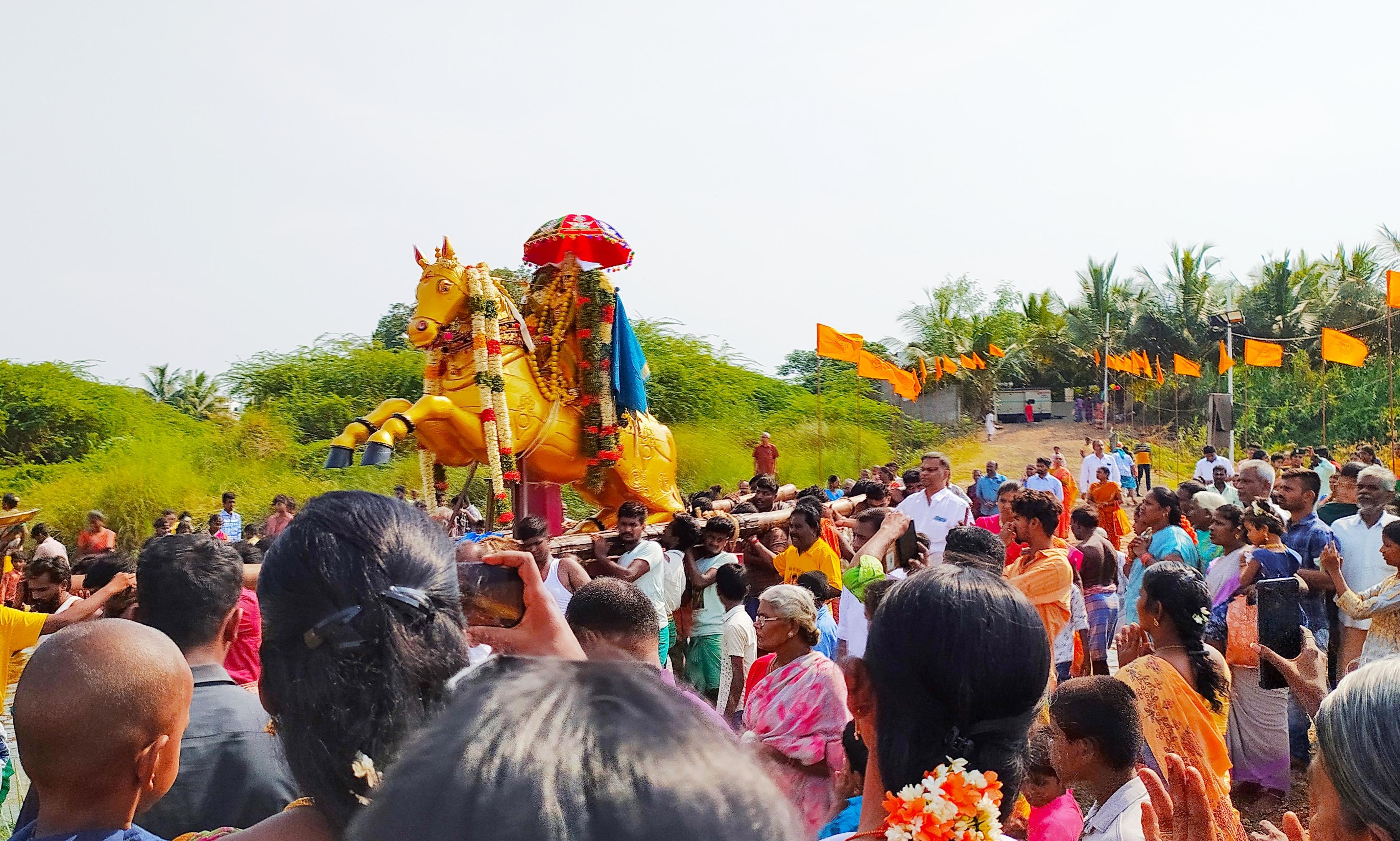 Sundararaja Perumal who descended into the Thenur Vaigai River | தேனூர் ...