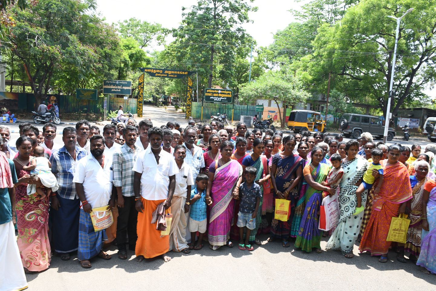 Dindigul Collector Office The assembled villagers | திண்டுக்கல் ...