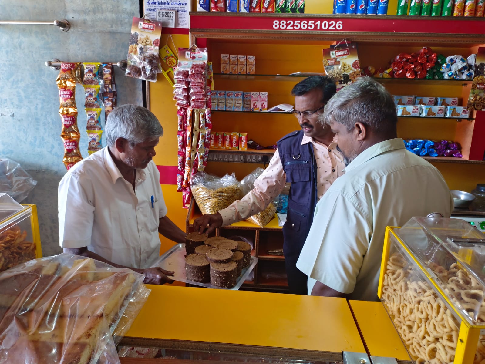Selling spoiled food items in the bakery | பேக்கரியில் கெட்டுப்போன உணவு ...