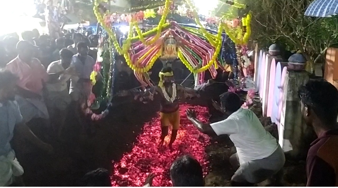 Thimiti Festival of Goddess Draupadi Temple | திரவுபதி அம்மன் கோவில் ...