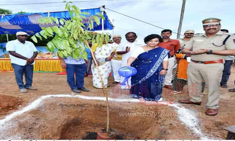 Collector Asha Ajith launched the project of planting 2000 saplings ...