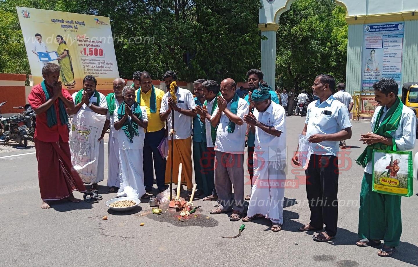 Village administration office surrounded by sewage at Thaliyampallam ...