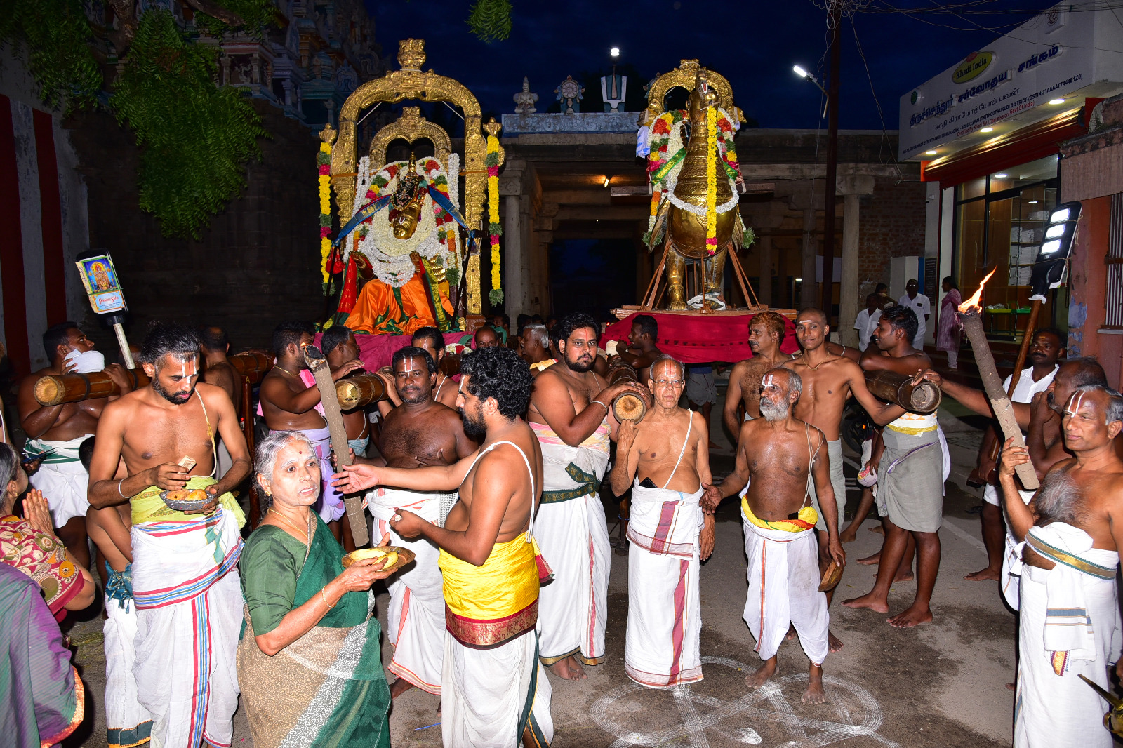 Alwar Thirunagari Garuda service at Adinathar Azhwar temple ...