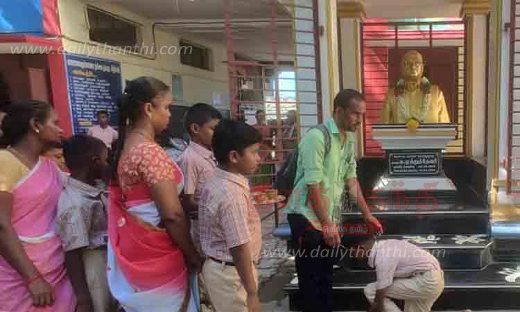 Yummy in Thirunagar- Students went to class after receiving blessings ...